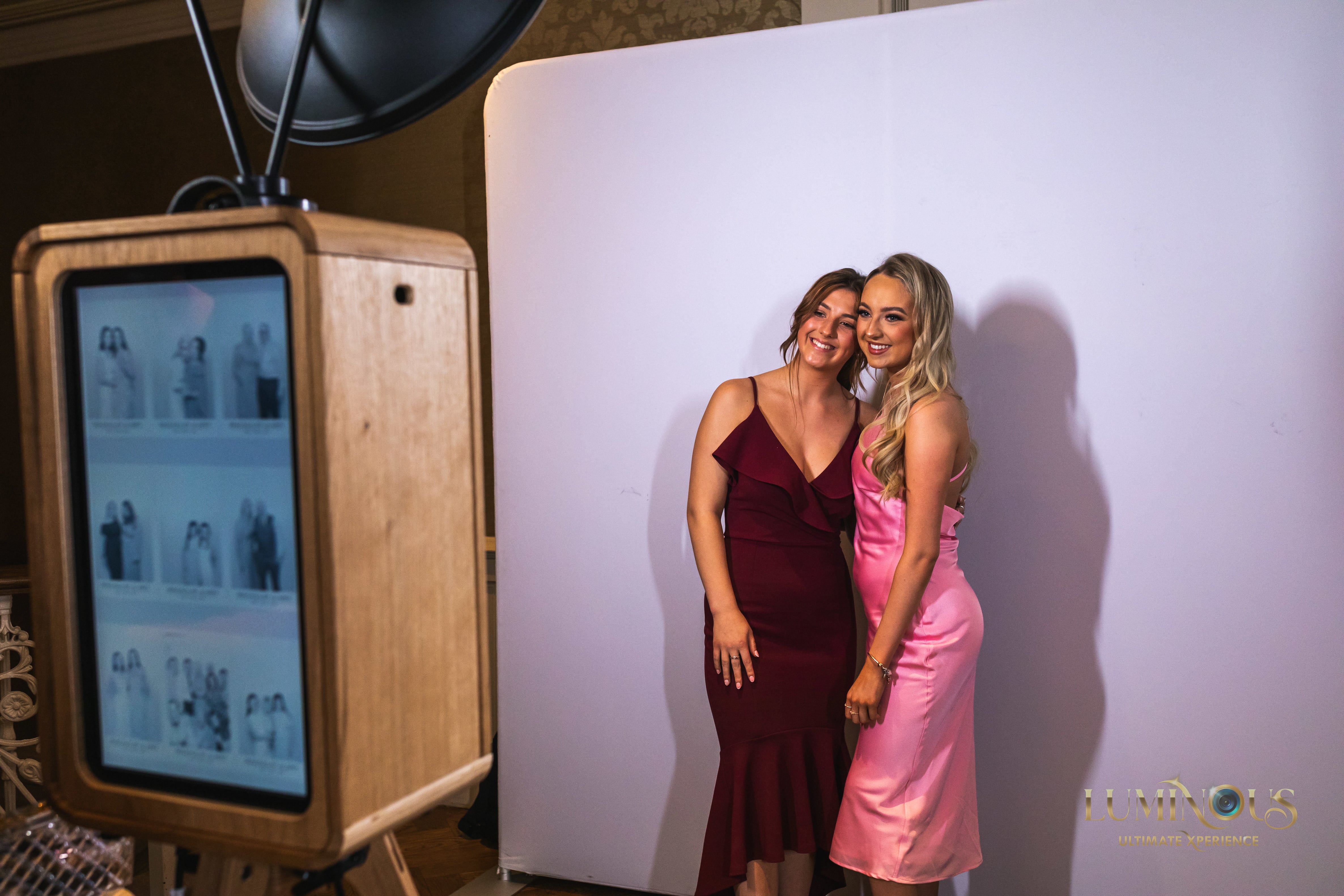Photo Booths – Luminous Ultmate Xperience